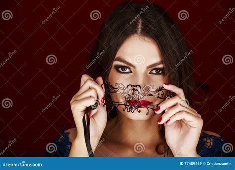 Frau Mit Den Roten Lippen Und Schwarzer Maske Stockbild Bild Von Frau
