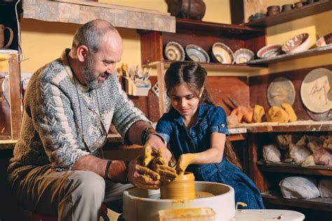 도자기 작업장 할아버지는 손녀 도자기를 가르칩니다 클레이 모델링 2명에 대한 스톡 사진 및 기타 이미지 2명 가족 공예 Istock