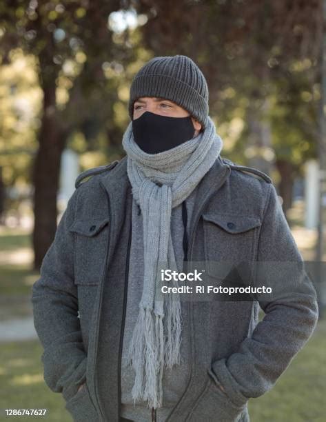 공원에서 니트 스카프와 겨울 모자를 쓰고 얼굴 마스크를 착용한 성인 코카시코 남성의 얕은 초점 겨울에 대한 스톡 사진 및 기타 이미지 Istock