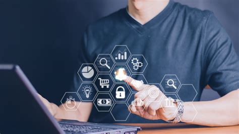 고객을 타겟팅하기 위해 화면을 터치하는 사업가 대상 고객 구매자 페르소나 고객 행동 개념 마케팅 계획 및 전략 개인화 마케팅 고객 중심 전략 50 54세에 대한 스톡 사진