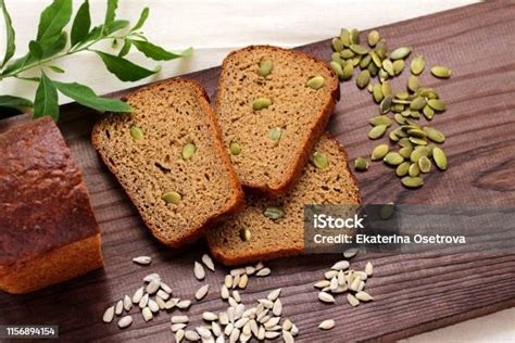 나무 도마위에 얇게 썬 조각과 호밀 빵 한 덩어리가 놓여 있습니다 0명에 대한 스톡 사진 및 기타 이미지 0명 갈색 건강한 생활방식 Istock