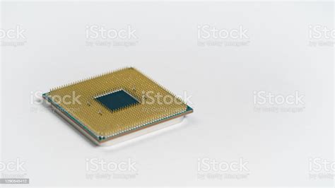 Cpu 흰색 배경에 현대적인 고성능 프로세서 이러한 요소는 초당 많은 계산을 할 수 있습니다 Cpu에 대한 스톡 사진 및 기타
