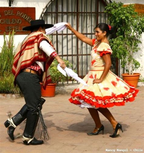 La Ropa Llevada Durante El Baile De Cueca Es La Ropa Chilena Muy Tradicional Los Hombres En El