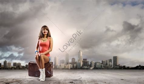 도로 옆에 여행 가방에 앉아 젊은 예쁜 여자 여행자 Autostop 여행 사진