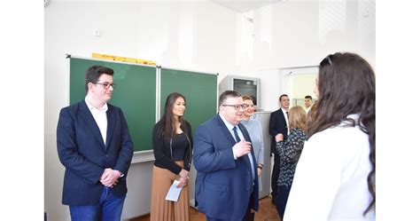 Ученици от Немската гимназия поканиха Цацаров 2 часа отговаря на въпросите им Снимки