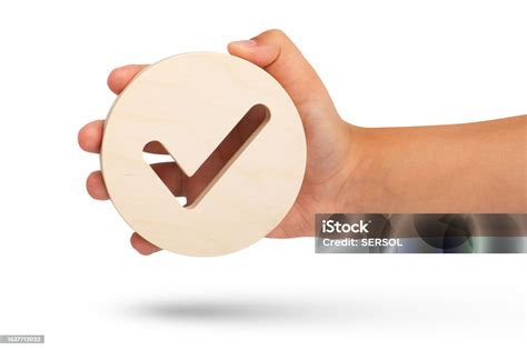 흰색 배경에 확인 표시 아이콘을 들고 있는 손을 분리합니다 나무 눈금 아이콘 오른쪽 기호가 있는 손을 닫습니다 복사 공간 텍스트를 위한 위치입니다 개념에 대한 스톡 사진 및