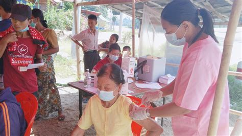 ကလိန်အောင်မြို့တွင် အသက် ၁၈ နှစ်အထက်ပြည်သူများ၊ နို့တိုက်မိခင်များနှင့် ကိုယ်ဝန်ဆောင်မိခင်မ