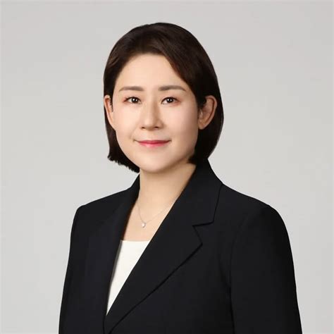 Young Forty”라는 말이 있습니다 요즘 40대가 너무 젊어졌다는 얘기죠 저도 최근에 유명한 김미경 선생님의 강의를 듣고 온 적이 있는데 본인 나이에서 17세를 뺀