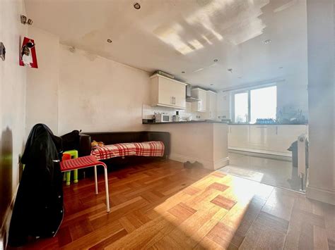 1a Bynes Road Croydon Surrey Cr2 0py 2 Bed Flat £240 000