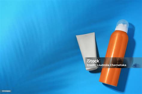 하늘색 배경의 자외선 차단제 평평한 레이아웃 및 텍스트를 위한 공간 자외선 차단 케어 0명에 대한 스톡 사진 및 기타 이미지
