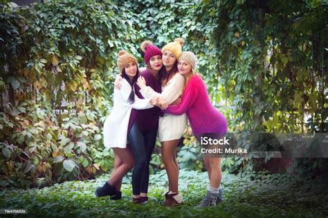여자 가장 친한 친구는 미소와 자연에서 산책 아웃 도어 라이프 스타일 패션 초상화입니다 긍정적 인 감정 1위에 대한 스톡 사진 및 기타 이미지 Istock