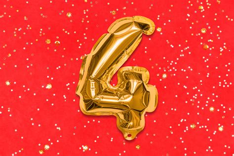 황금 호일로 만든 풍선의 수 스팽글과 빨간색 배경에 숫자 4 생일 인사말 카드 0명에 대한 스톡 사진 및 기타 이미지 0명 4 공기 주입 Istock