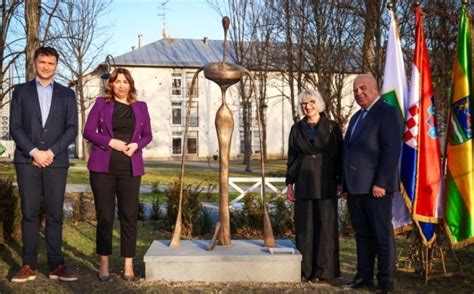 U Srcu Lipika U Krugu Toplica Lipik Postavljena Nagrađena Skulptura „relevant“ Akademske