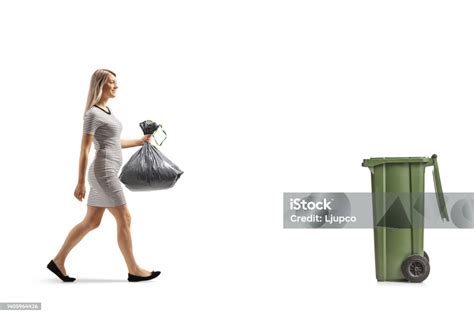 비닐 쓰레기 봉투를 들고 쓰레기통을 향해 걸어가는 한 젊은 여성의 전체 길이 프로필 샷 쓰레기 봉투에 대한 스톡 사진 및 기타 이미지 쓰레기 봉투 한 명의 여자만