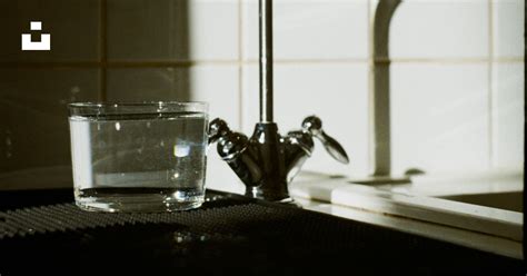 수도꼭지와 물 한 잔이있는 싱크대 사진 Unsplash의 무료 아날로그 사진 이미지