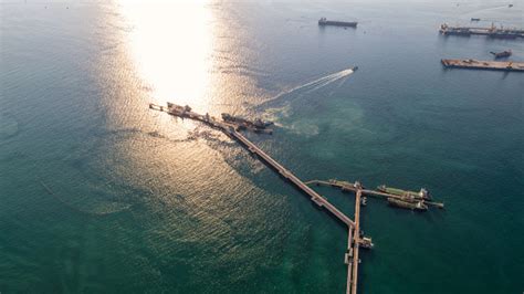 높은 바다에서 가스 유조선 유조선 정유 업계 화물선 조감도 태국 가져오기 내보내기 Lpg 정유 물류 및 교통 하버에서 크레인 다리 작업 0명에 대한 스톡 사진 및 기타