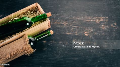 상자에서 오래 된 레드 와인의 병 에 검은 나무 배경 최고의 볼 수 있습니다 텍스트에 대 한 공간을 복사 합니다 0명에 대한 스톡 사진 및 기타 이미지 Istock