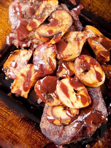 Печени телешки стекове на скара мариновани с червено вино лимон и горчица поднесени със