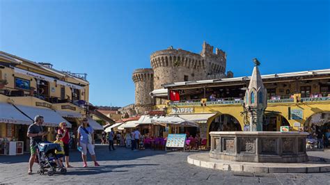 14 6 월 2017입니다 로도스 그리스의 중세 도시의 거리를 따라 산책 하는 관광객 관광객에 대한 스톡 사진 및 기타 이미지 관광객 그리스 기념품 Istock