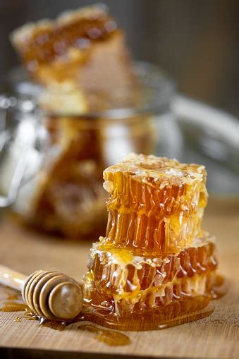 나무 배경에 꿀과 유리 항아리신선한 벌집 조각 공예 컨셉 0명에 대한 스톡 사진 및 기타 이미지 0명 공예 꽃가루 Istock