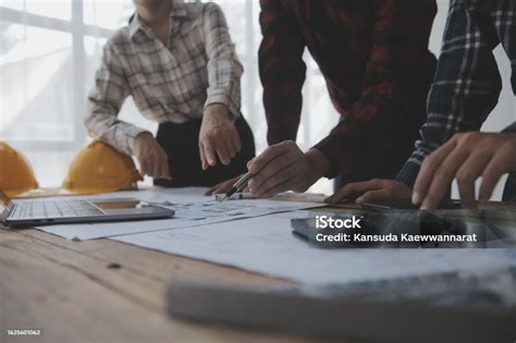 엔지니어 팀워크 미팅 작업 현장 건설 및 구조 개념의 모델 구축 및 엔지니어링 도구 파트너와 협력하는 프로젝트를 위한 청사진 회의를 작성합니다 개선에 대한 스톡 사진 및