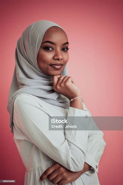 플라스틱 핑크 배경에 전통적인 이슬람 옷을 입은 젊은 현대 무슬림 아프리카 아름다움의 초상화 선택적 초점 여자에 대한 스톡 사진 및 기타 이미지 Istock
