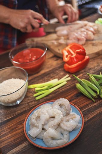 주철 냄비에 케이준 스타일 치킨 새우와 소시지 잠발라야 준비 45 49세에 대한 스톡 사진 및 기타 이미지 45 49세 Comfort Food 건강한 생활방식