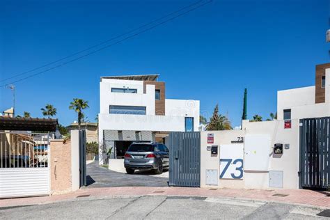 Entrada De Una Villa Moderna Con Un Tejado Solar Y Un Portal Fotograf A Editorial Imagen De