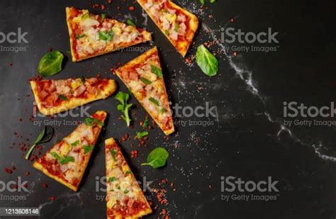 어두운 배경에 햄과 파인애플슬라이스 하와이피자로 자른다 맨 위 보기 검은색에 대한 스톡 사진 및 기타 이미지 검은색 고기 길이 Istock