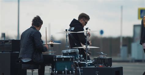 거리 공연 공연 공연가 기타 기타 연주 기타리스트 남자 노래 드러머 드럼 드럼 연주 라이브 밴드 라이브 엔터테인먼트 라이브 음악 락 밴드 록 음악