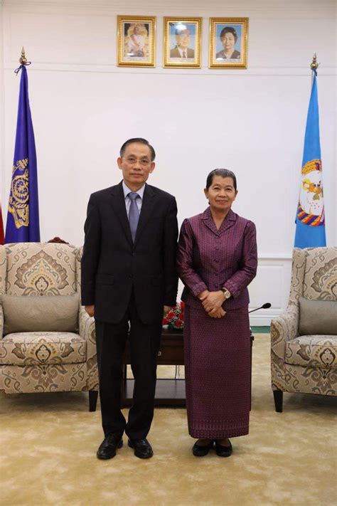 លោកស្រីកិត្តិសង្គហបណ្ឌិត ម៉ែន សំអន អនុញ្ញាតឱ្យសមាជិកមជ្ឈិមបក្ស