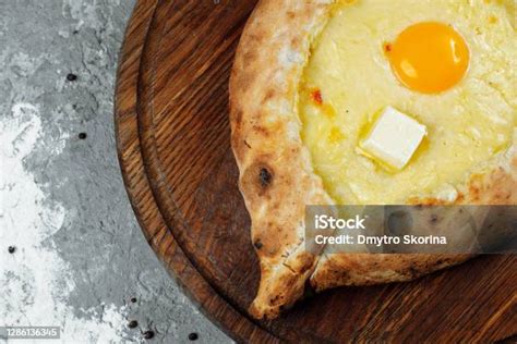 아자리아의 카차푸리 모짜렐라와 달걀을 곁들인 파이를 엽니다 그루지야 요리 0명에 대한 스톡 사진 및 기타 이미지 0명 가득 찬 갈색 Istock