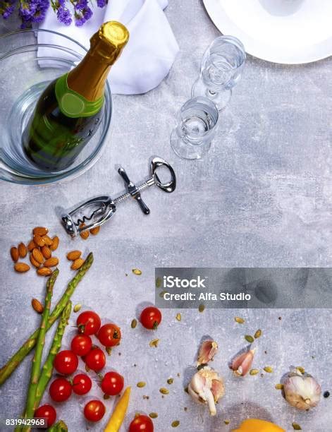접시 샴페인 토마토 아스파라거스 안경 타래 송곳 꽃 회색 배경에 회색 테이블의 클로즈업 금 금속에 대한 스톡 사진 및 기타 이미지 Istock
