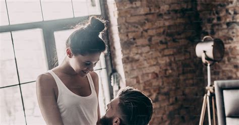 젊은 열정적 인 부부는 집에서 함께 시간을 보내면서 서로 유대감을 형성합니다 사진 Unsplash의 라이프 스타일 이미지