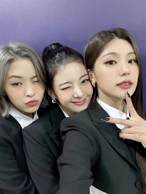 221204 Itzy Twitter Update Todays Itzy Cheshire Cool Pretty😎 Will You Join Next Week Too😘