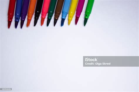 흰색 배경에 여러 가지 빛깔의 펠트 팁 펜 문구 개념 복사 공간을 복사합니다 격리 0명에 대한 스톡 사진 및 기타 이미지 0명 개체 그룹 검은색 Istock