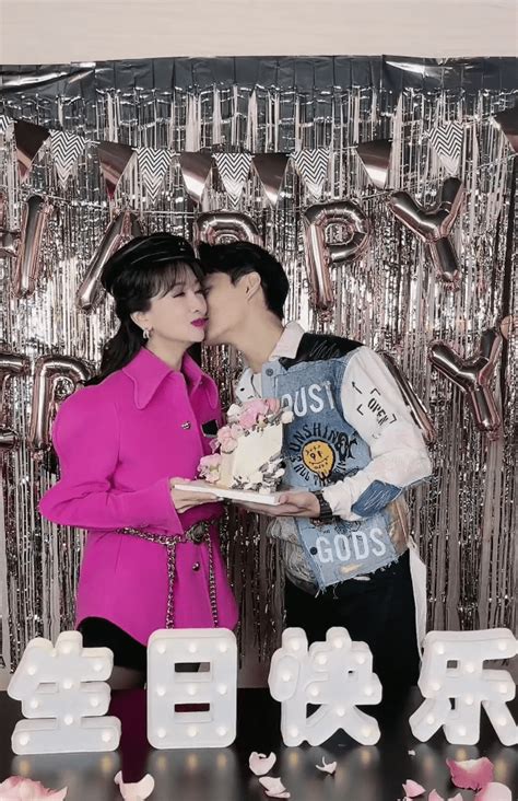 赵雅芝晒69岁生日照 手捧蛋糕与儿子亲密互动 搜狐大视野 搜狐新闻