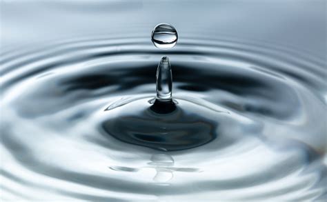 매크로 물방울 블루 스플래시 물방울 유리 방울 스플래쉬 스프레이 물에서 추상적 인 모양의 둥근 물방울 0명에 대한 스톡 사진 및