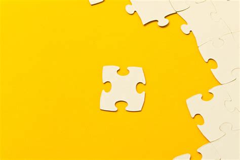 노란색 배경에 흰색 직소 퍼즐 사고의 개발의 개념입니다 0명에 대한 스톡 사진 및 기타 이미지 0명 개념 공란 Istock