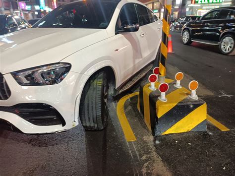 行人庇護島撞不停 警籲開車注意車前狀況 蕃新聞