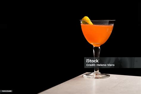 종이 비행기 칵테일 술 버번 위스키 아마로 아페롤 레몬 주스 0명에 대한 스톡 사진 및 기타 이미지 0명 가까운 고명 Istock