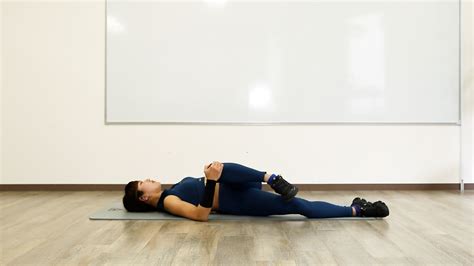 坐骨神経痛の症状をやわらげるストレッチ。お尻や腰をほぐす8分間 トレーニング ×スポーツ『melos』