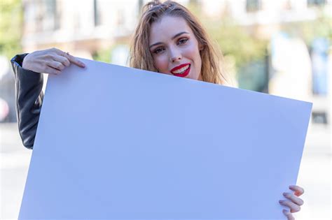 빈 광고 포스터를 들고 도시 환경에서 포즈를 취하는 여성 모델 18 19세에 대한 스톡 사진 및 기타 이미지 18 19세 거리 공란 Istock