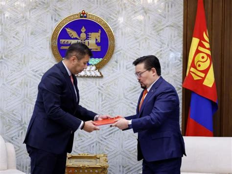 Хууль зүй дотоод хэргийн сайд Б Энхбаяр хуулийн төслүүд өргөн мэдүүлэв