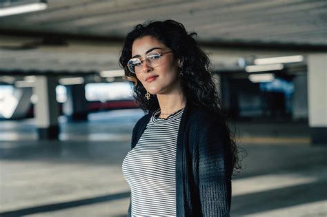 간판 그리다 긍정적인 날씨 내용 능글 맞은 웃음 뒷좌석 로드 트립 만족 한 모터 미소 바람막이 창 방울 비 비 내리는 비웃음 상징 상징적 인