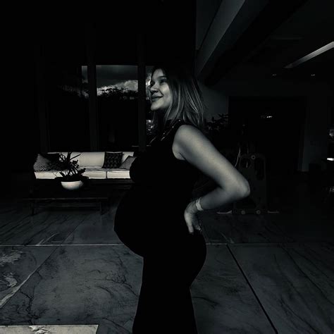 Lyandra Costa Posta Fotos Perto De Dar à Luz Vem Logo Filha