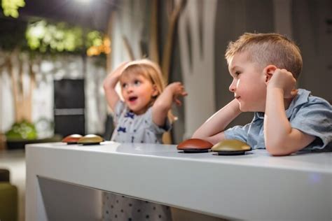 Deux Jeunes Enfants Une Petite Fille Et Un Gar On Regardent Un Grand Cran De T L Vision