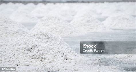 바다 소금 농장 소금물 소금 더미 소금 산업의 원료 염화나트륨 미네랄 해수의 증발 및 결정화 흰 소금 수확 농업 산업 전통 농장 배터리 전원에 대한 스톡 사진 및 기타