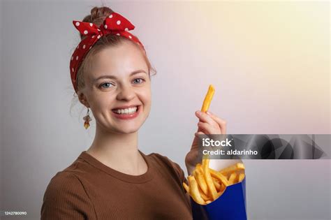 웃는 젊은 백인 여자 소녀 들고 먹는 큰 크기 감자 튀김 부분 먹기에 대한 스톡 사진 및 기타 이미지 먹기 여자 프렌치 프라이 Istock