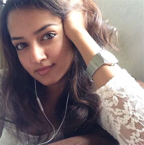 ලැජ්ජාශීලී පිරිසිදු කෙල්ලෝ